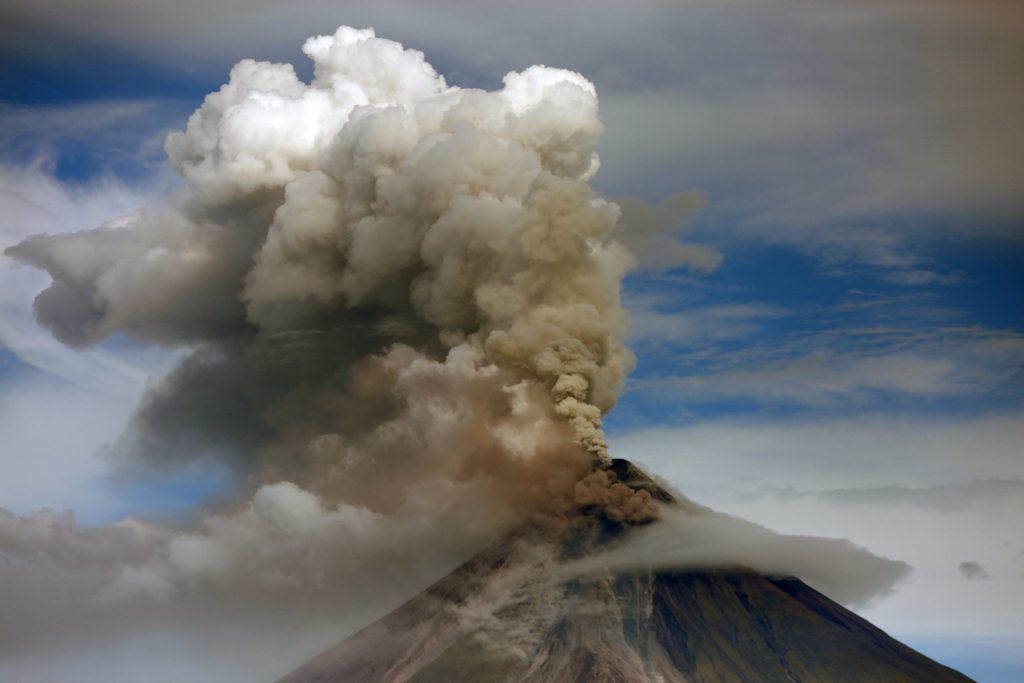 Thousands evacuated in Philippines as Mayon Volcano erupts | DD News On Air